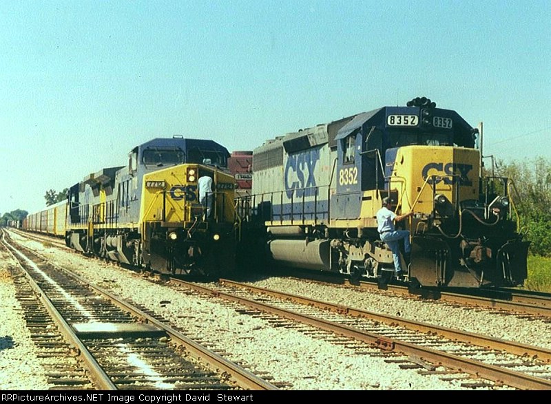 Q581/CSX 8352